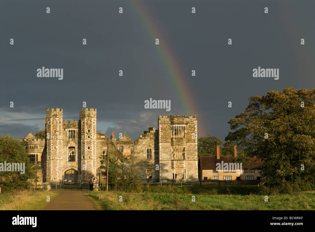 Rainbow over castle park hi-res stock photography and images - Alamy