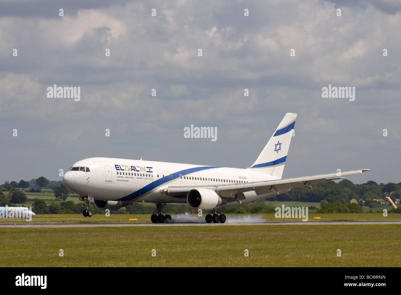 El al boeing 767 200 landing hi-res stock photography and images - Alamy