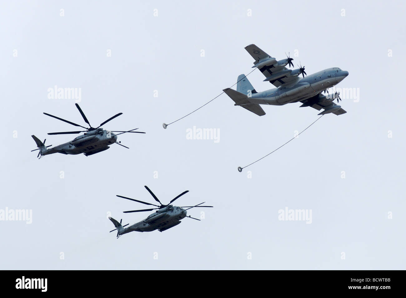 Helicopter air to air refueling hi-res stock photography and images - Alamy