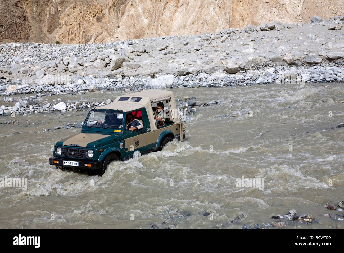 Jeep crossing a river. Near Pangong Lake. Ladakh. India Stock Photo - Alamy