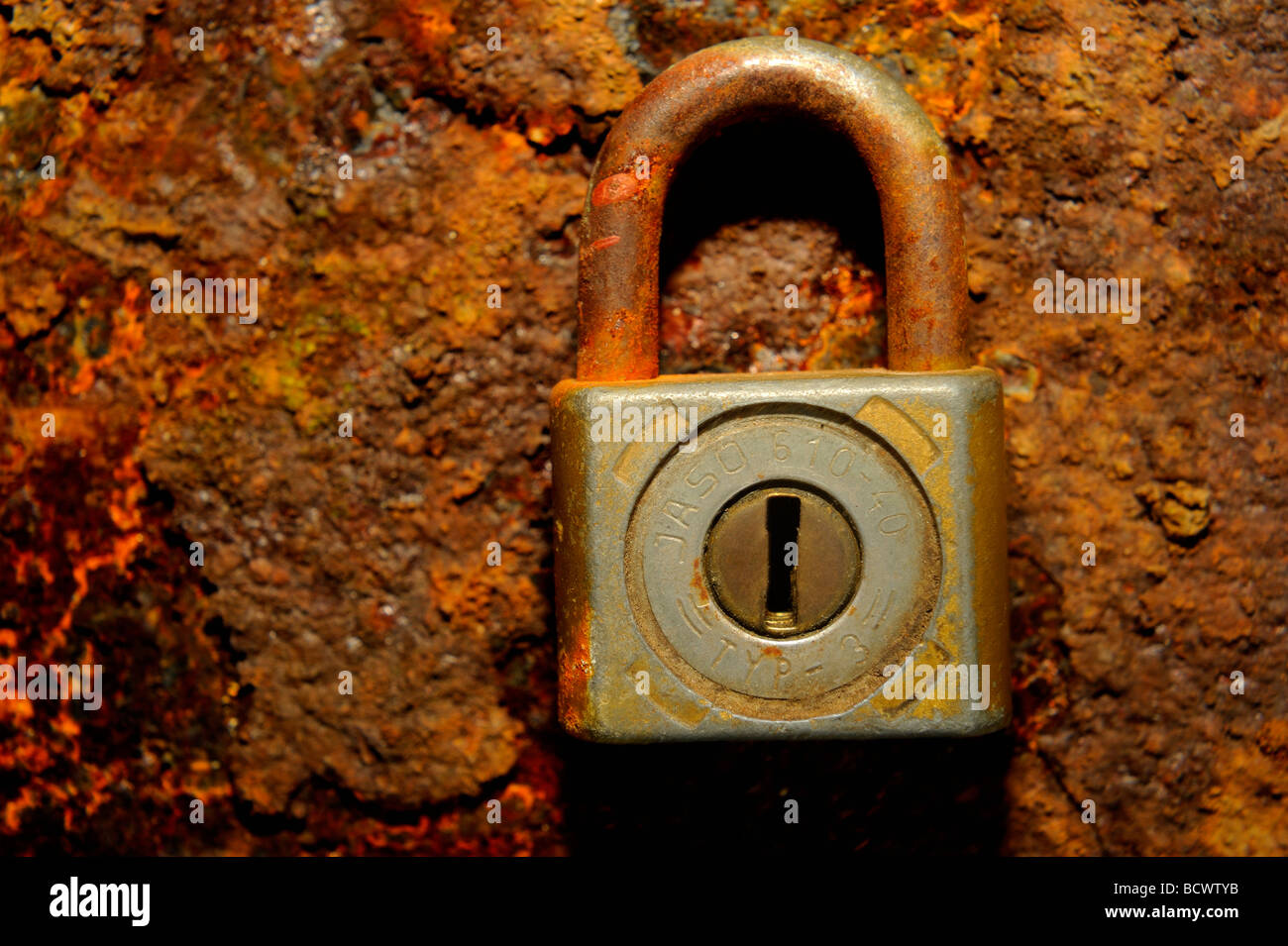 Rusty Padlock on an old rusted iron plate Stock Photo - Alamy