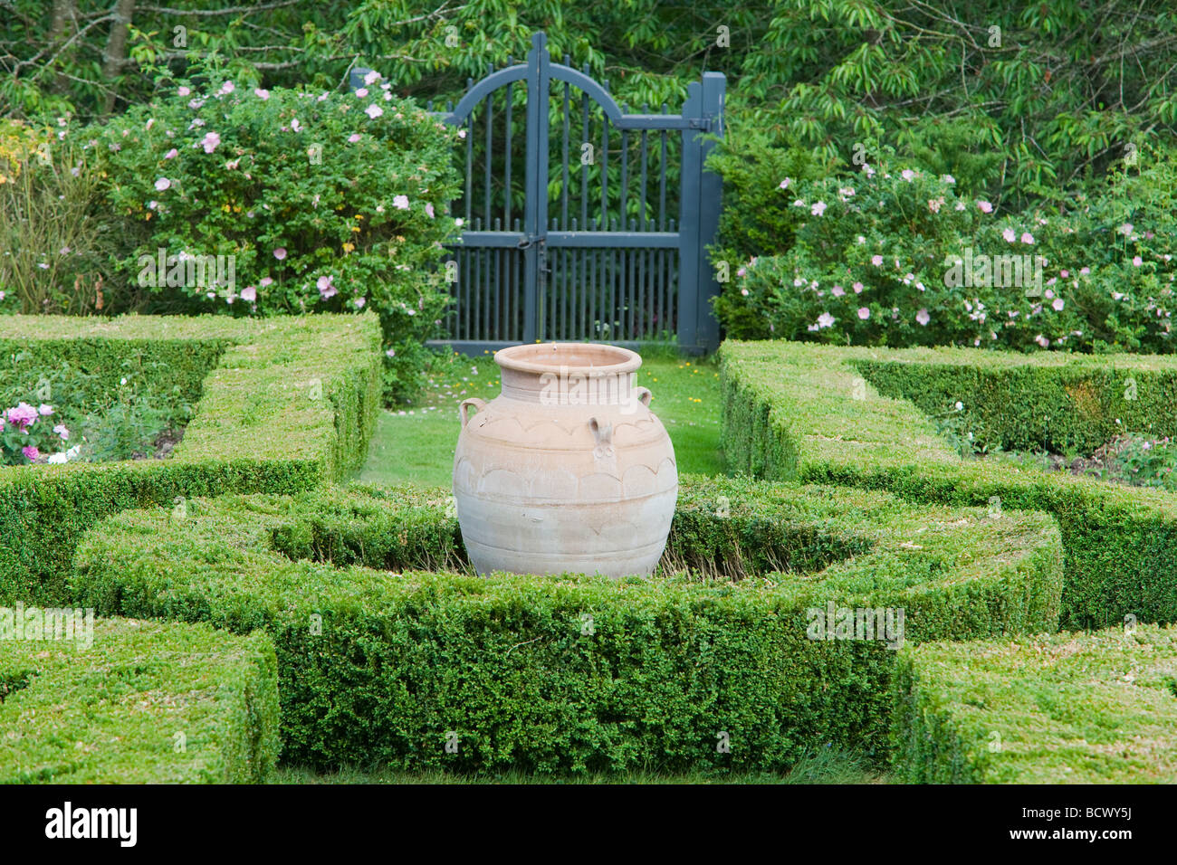 Large garden urn hi-res stock photography and images - Alamy