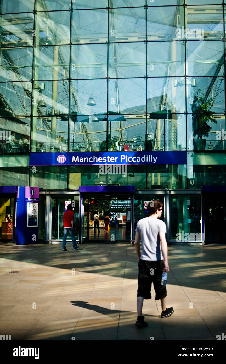 Manchester piccadilly station sign hi-res stock photography and images ...