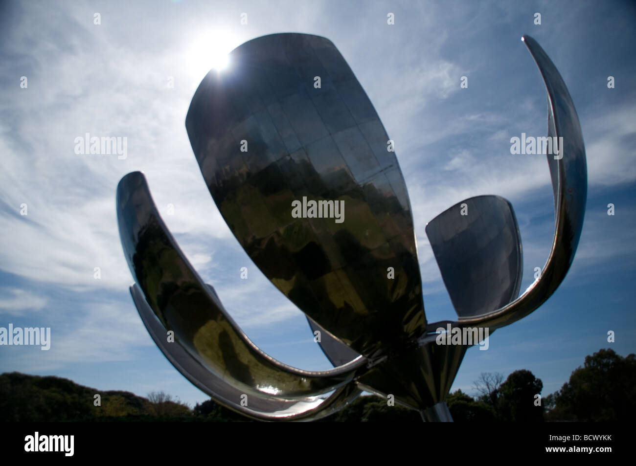 Metal flower sculpture hi-res stock photography and images - Alamy