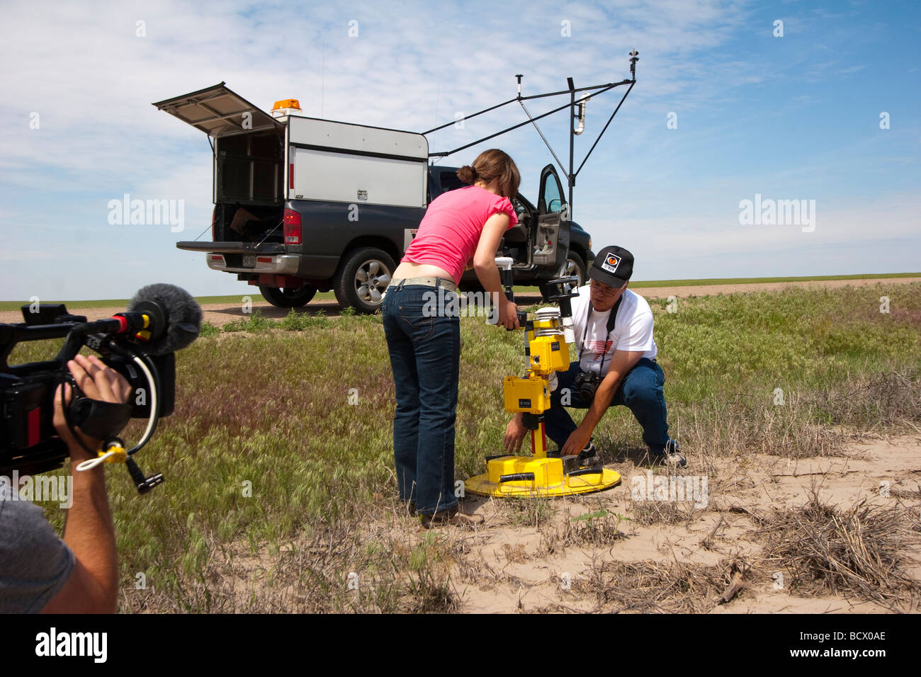 Tim Marshall and Lindsay Bennett deploy tornado probes during tornado ...