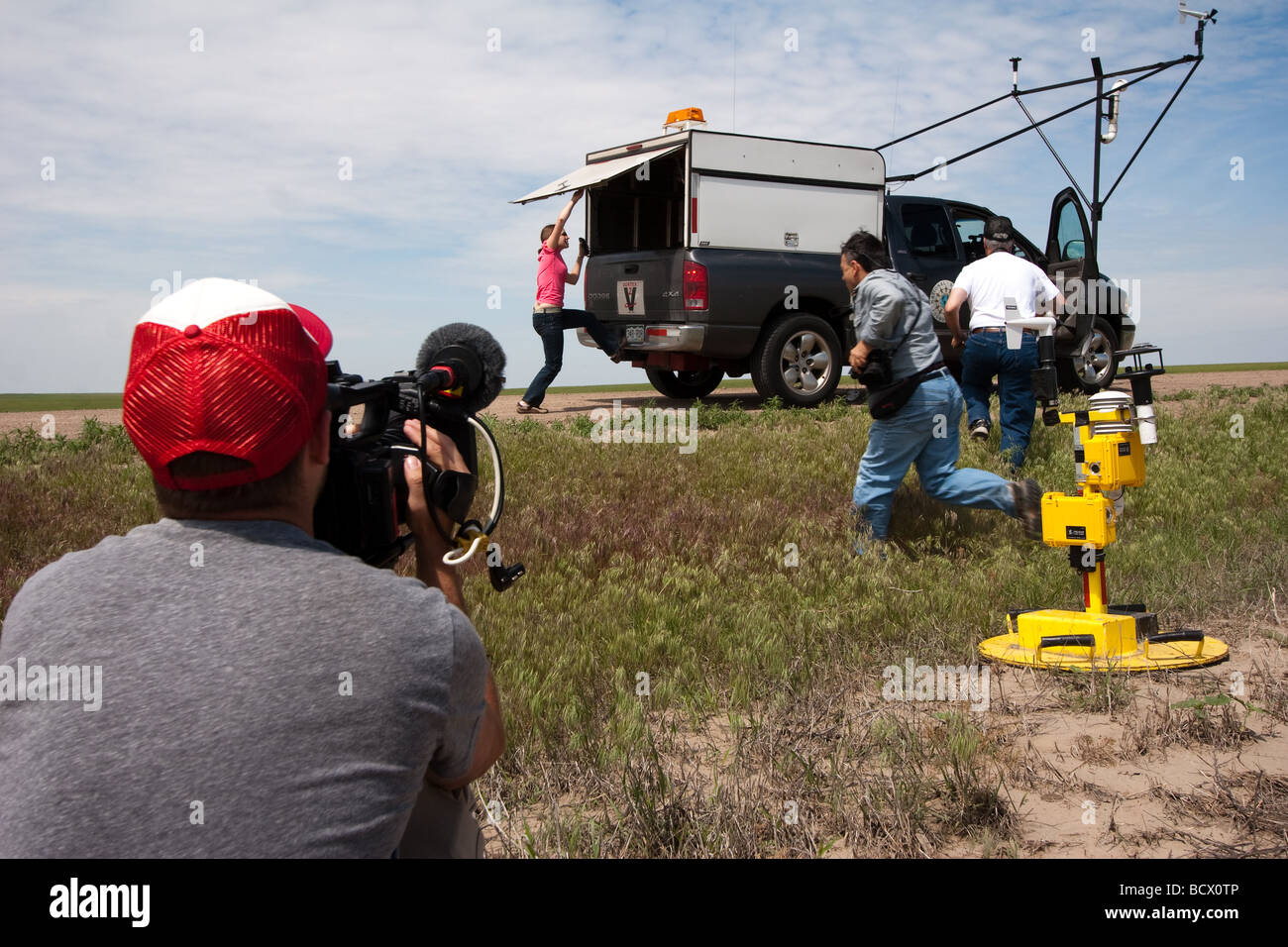 Tim Marshall and Lindsay Bennett deploy tornado probes during tornado ...