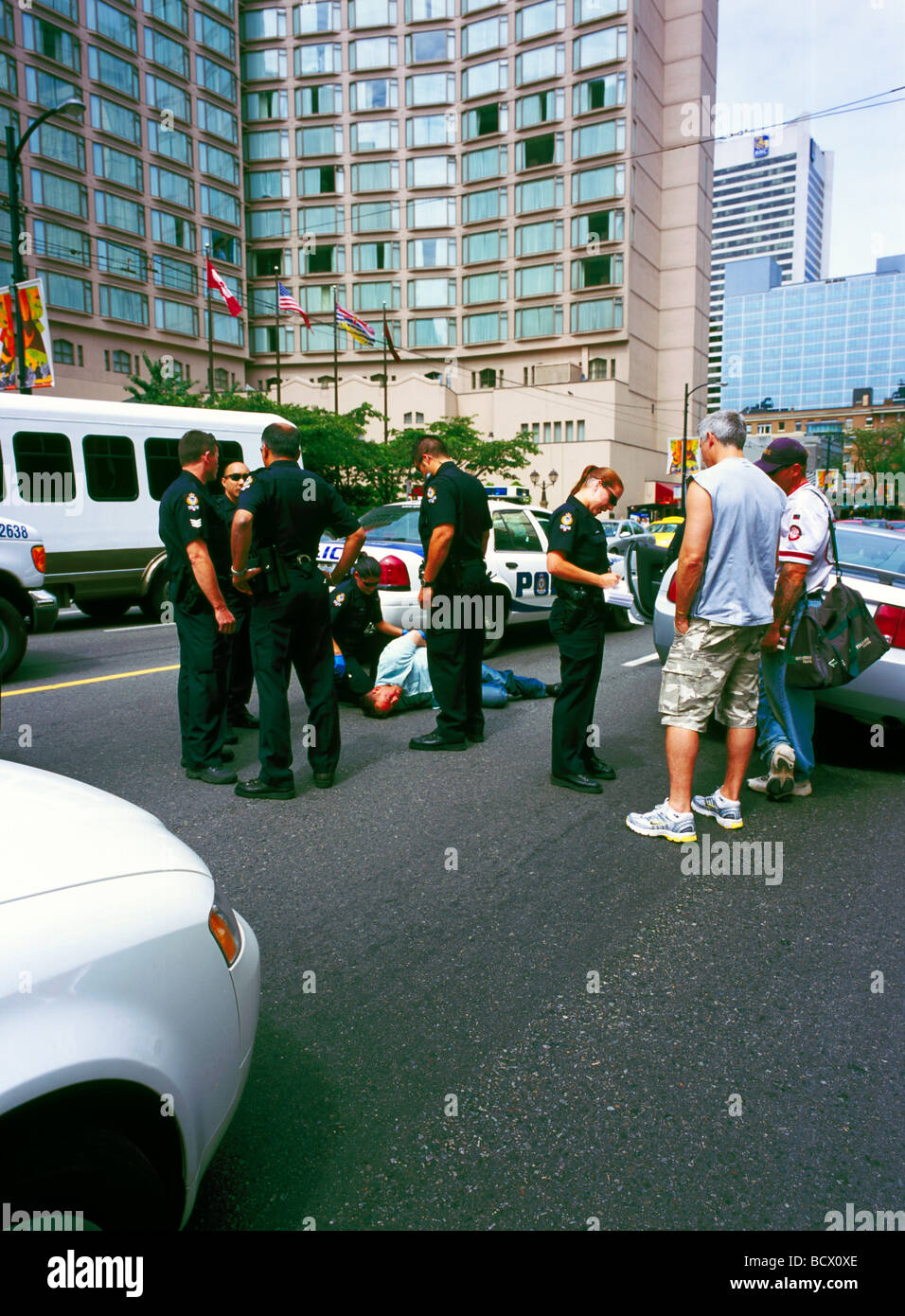 Policeman arresting woman hi-res stock photography and images - Alamy