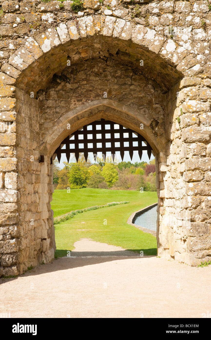 Medieval stone castle hi-res stock photography and images - Alamy