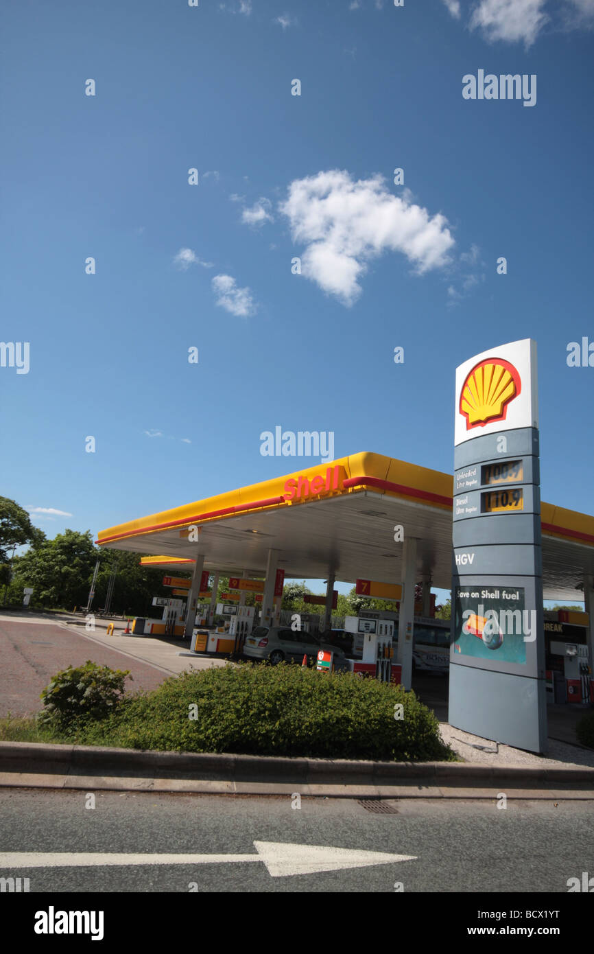 Shell garage hi-res stock photography and images - Alamy