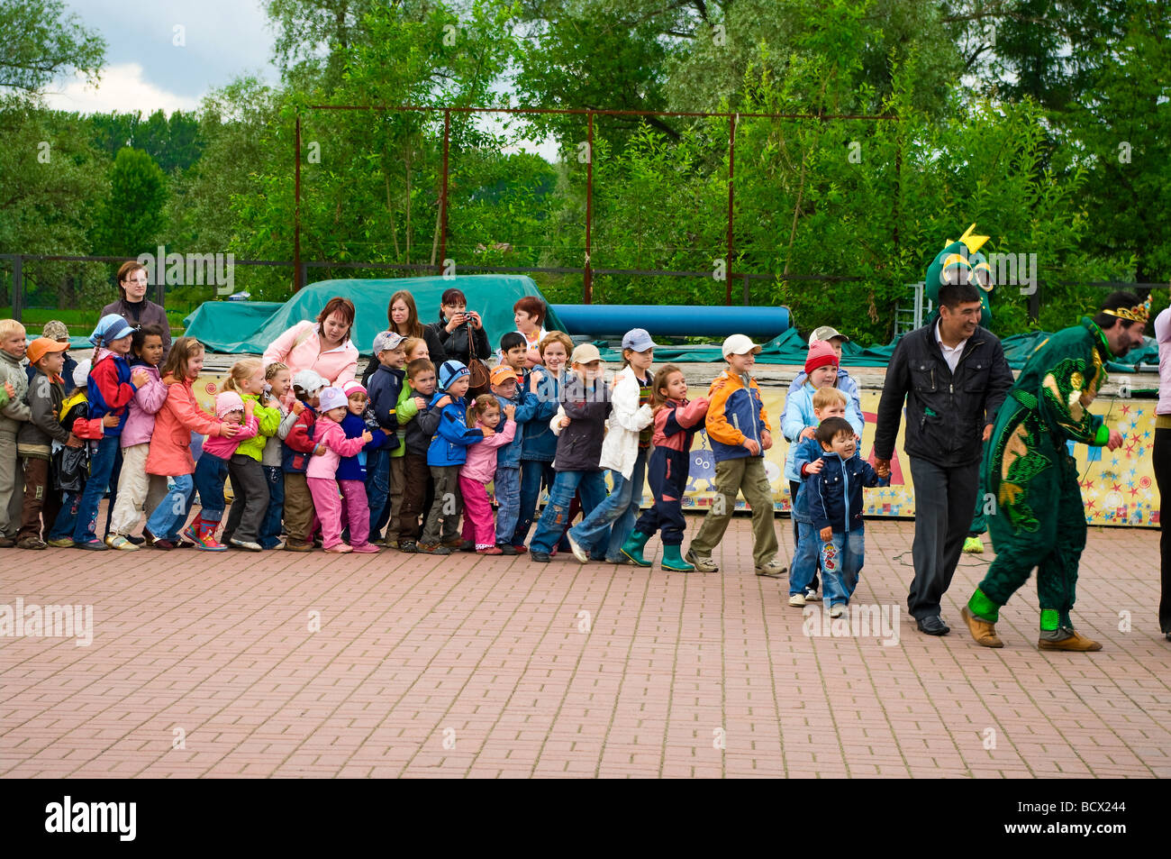 Many children going to school hi-res stock photography and images - Alamy