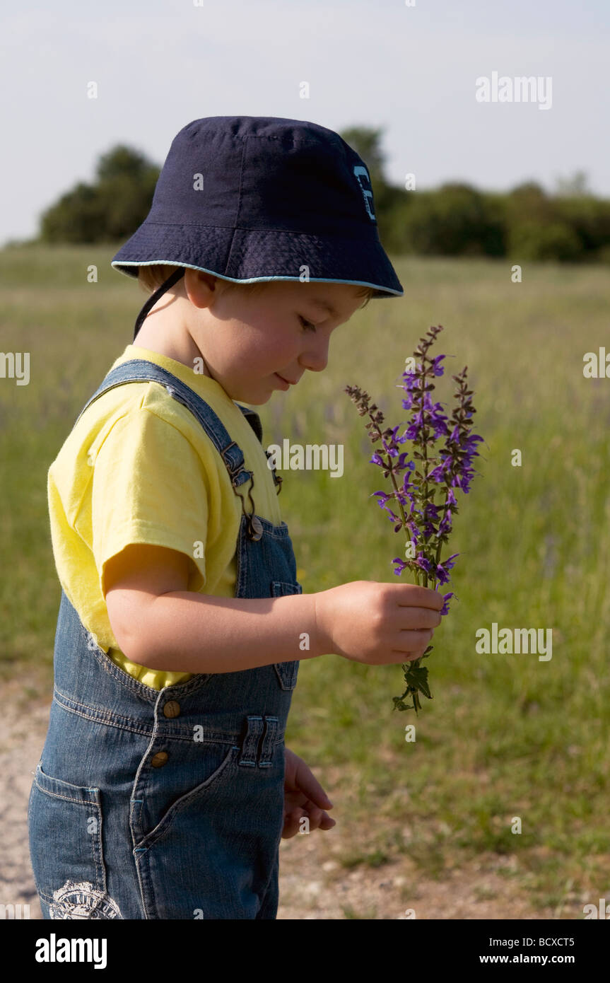 kid in countryside Stock Photo - Alamy
