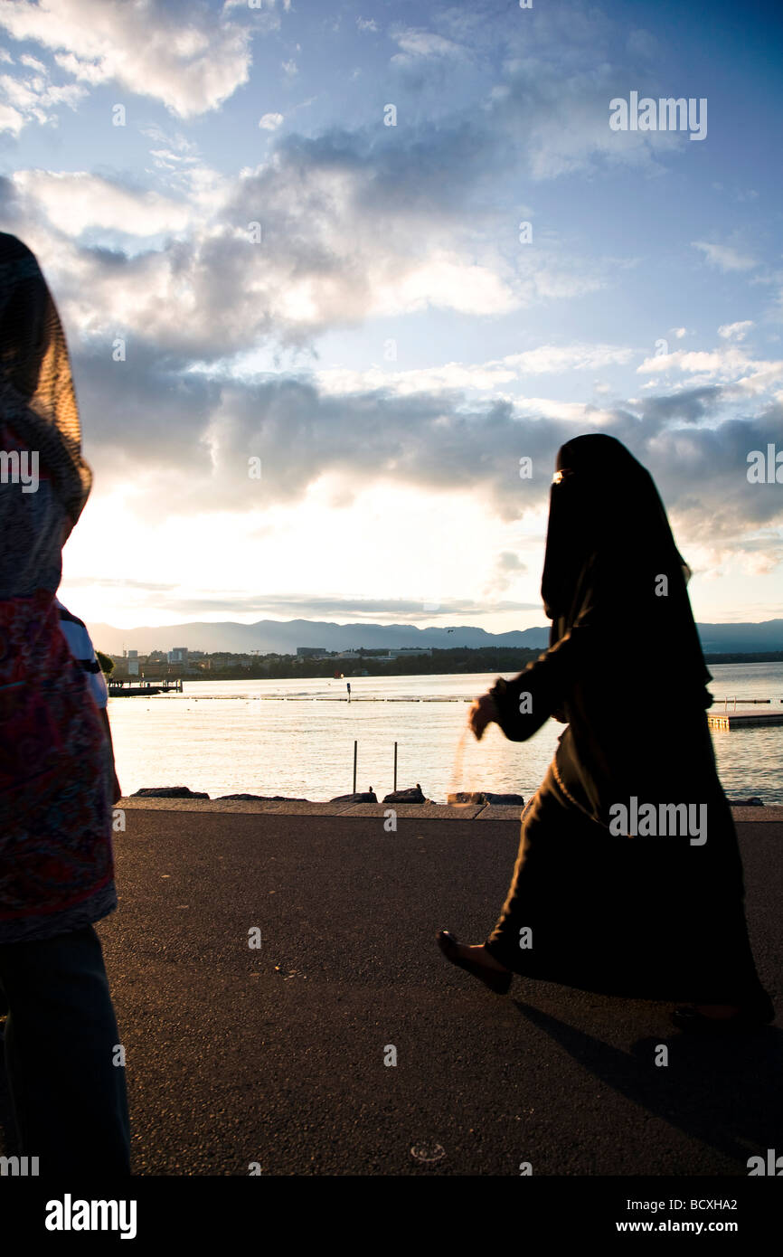 Muslim woman walking on the shoreline of Geneva lake Stock Photo - Alamy