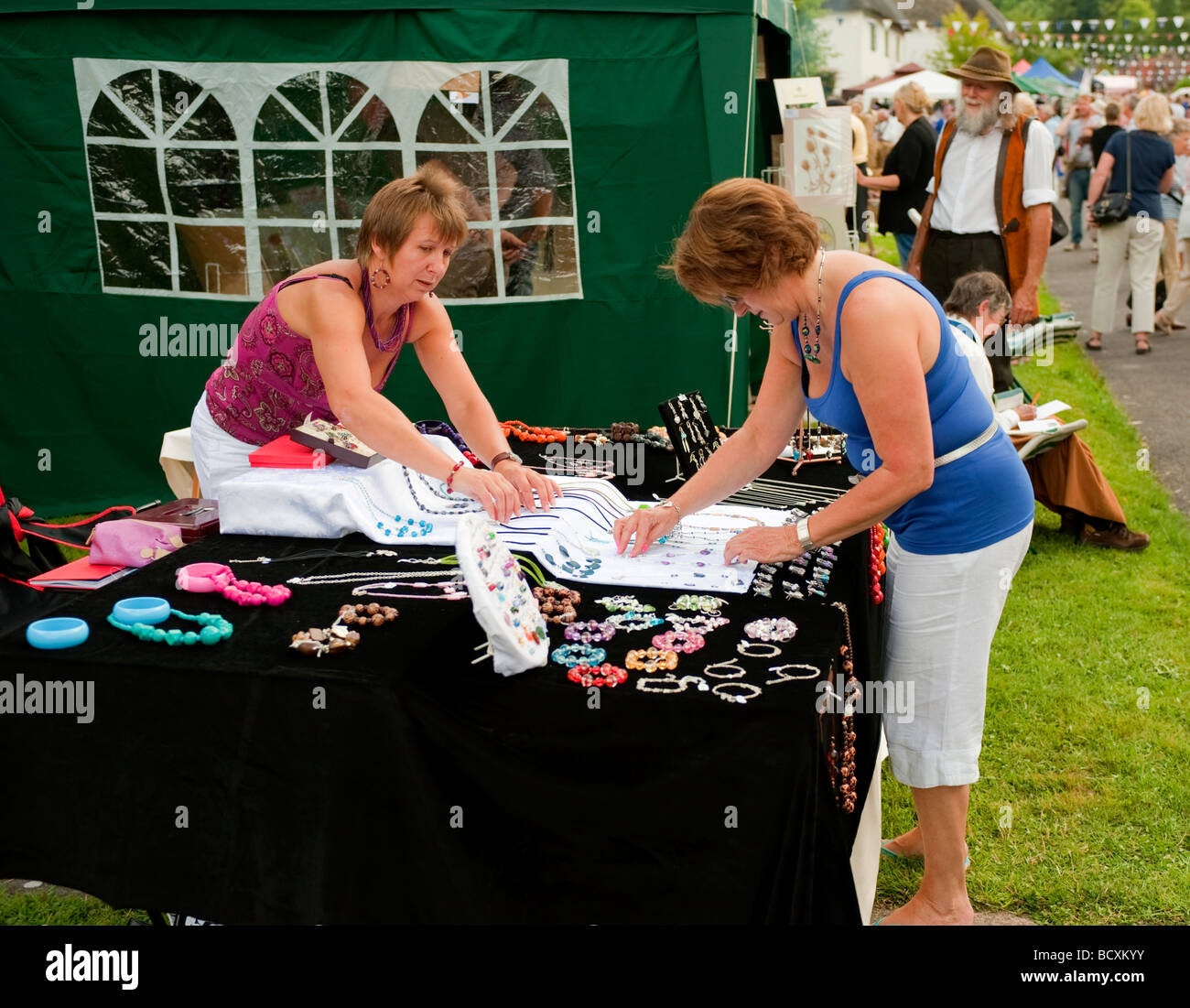 Setting up stall hi-res stock photography and images - Alamy