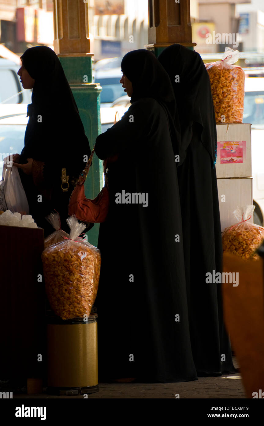 Arab women shopping hi-res stock photography and images - Alamy