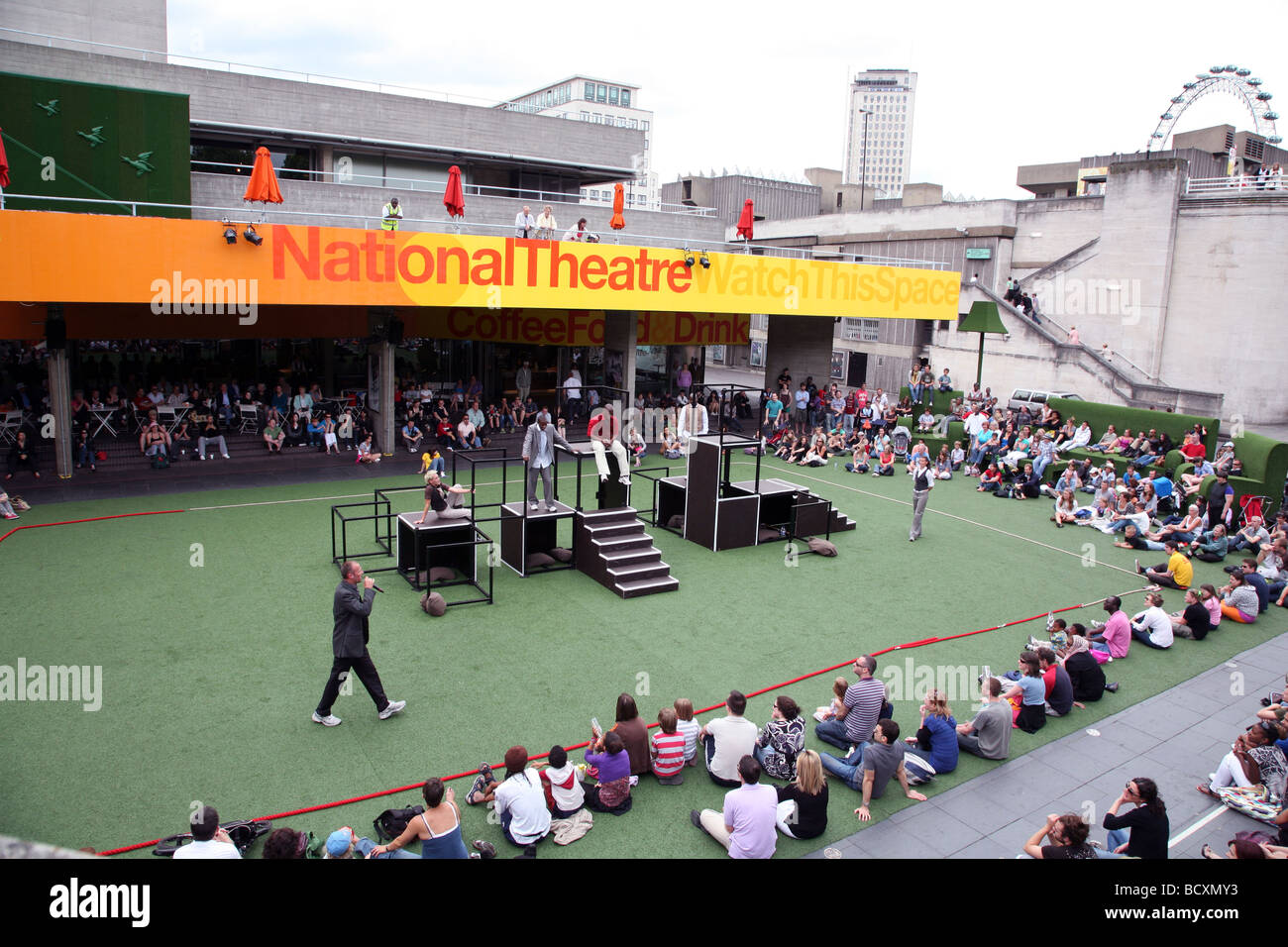 Crowd outside theatre hi-res stock photography and images - Alamy