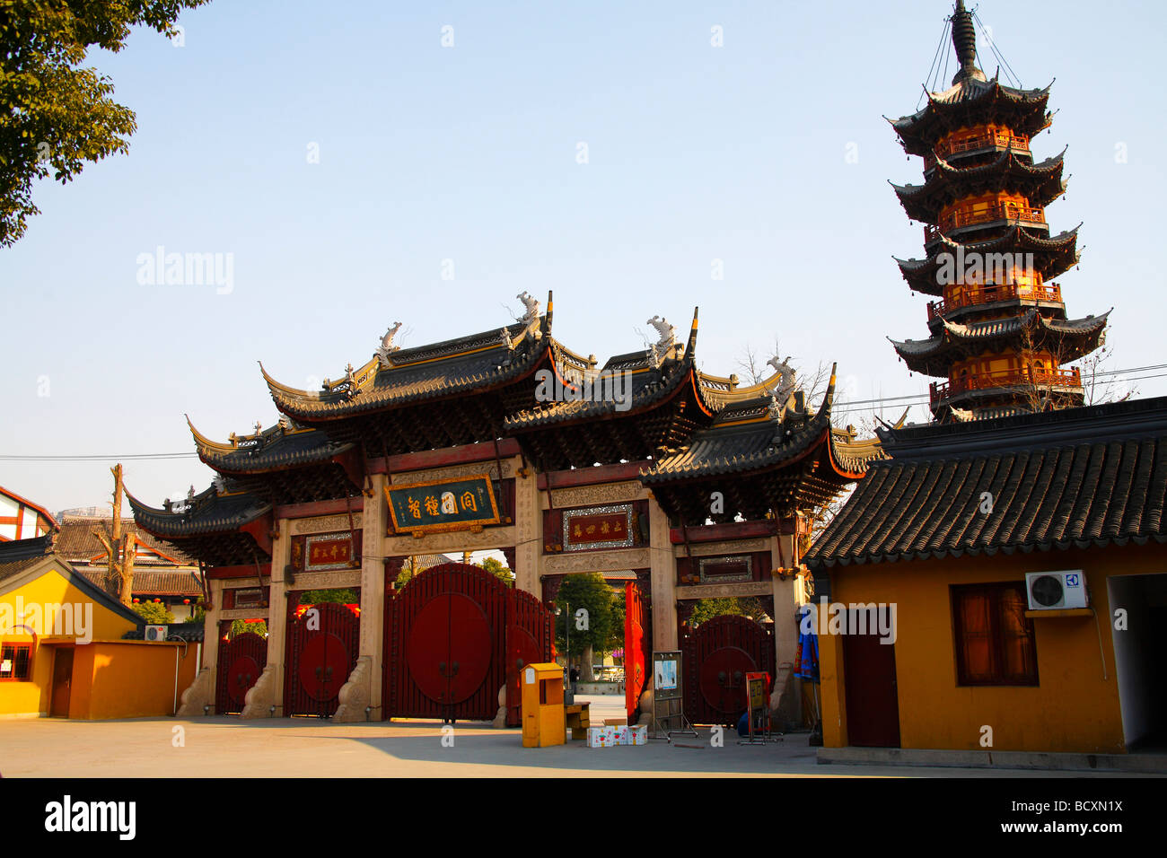 Longhua temple hi-res stock photography and images - Alamy