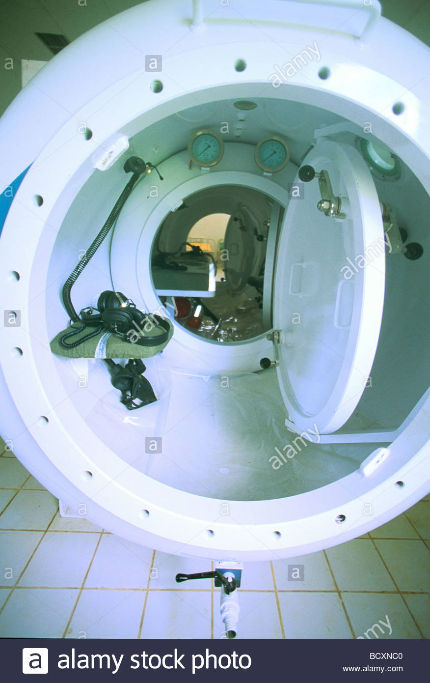 Hyperbaric Chambers High Resolution Stock Photography and Images - Alamy