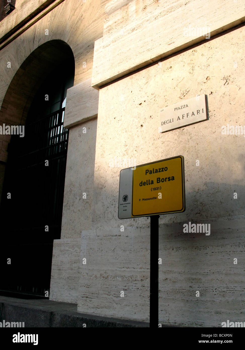 Palazzo degli affari hi-res stock photography and images - Alamy