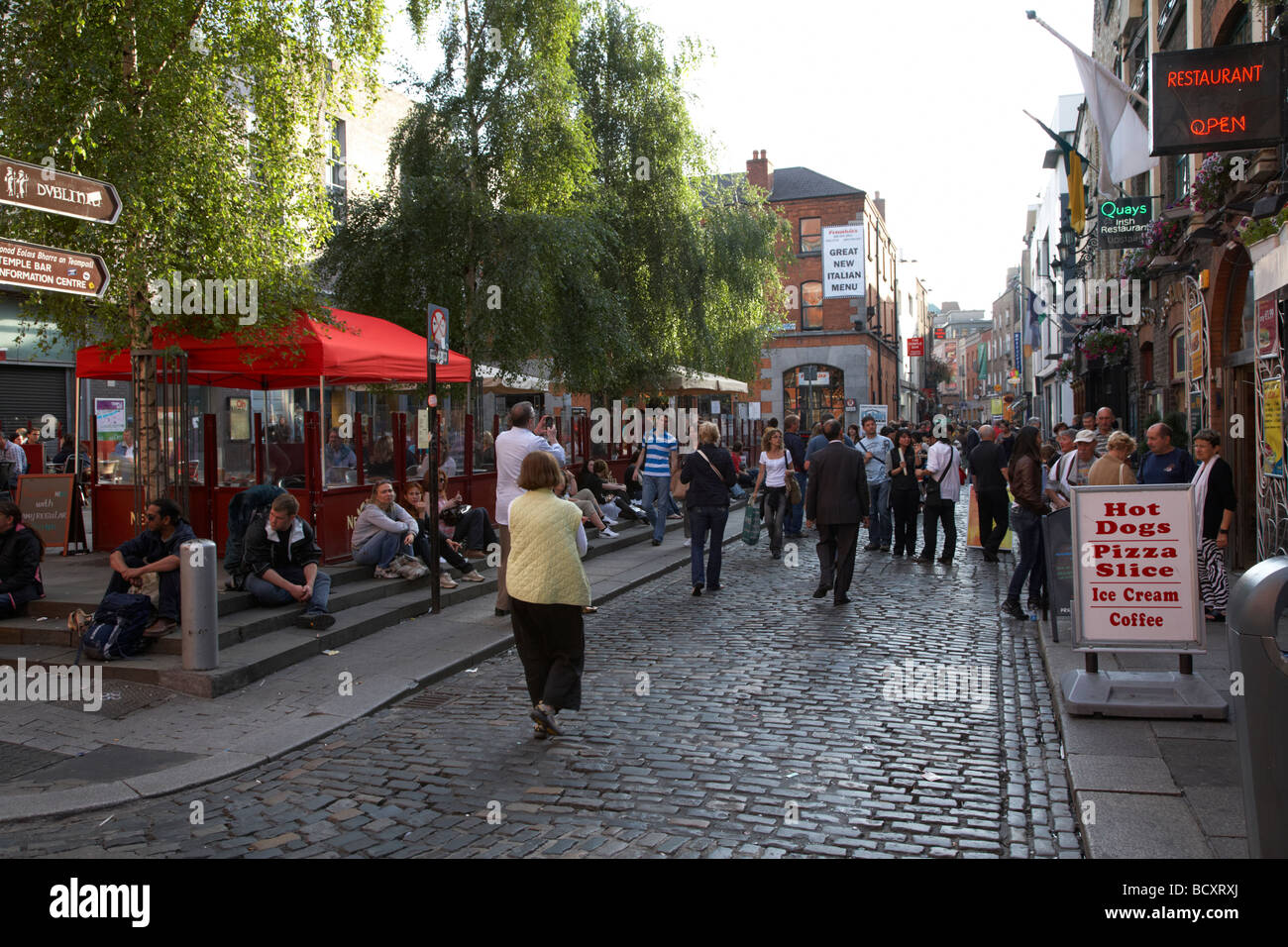 temple bar square dublin republic of ireland Stock Photo - Alamy