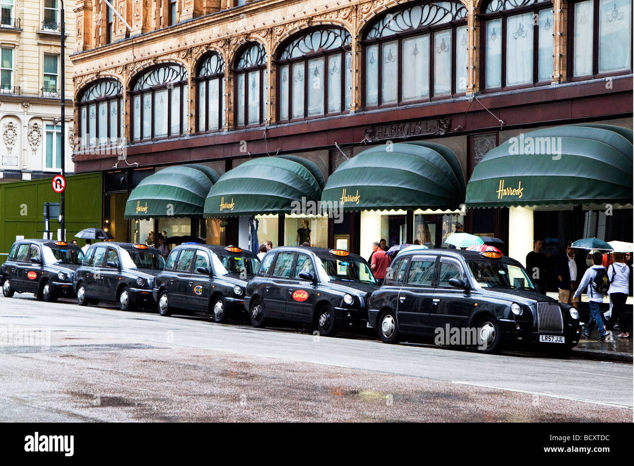 London taxi queue hi-res stock photography and images - Alamy