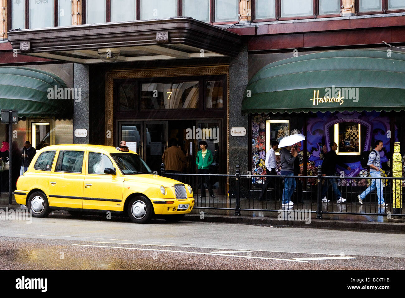 Yellow Cab outside Harrods Stock Photo - Alamy