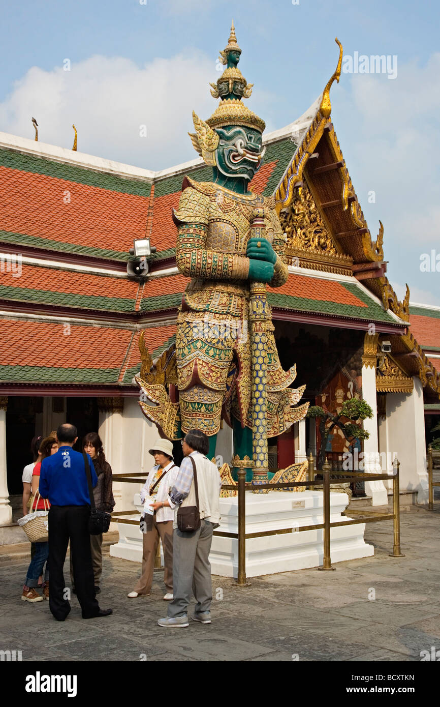 Tourist inside the Grand Palace in Bangkok Thailand Stock Photo - Alamy