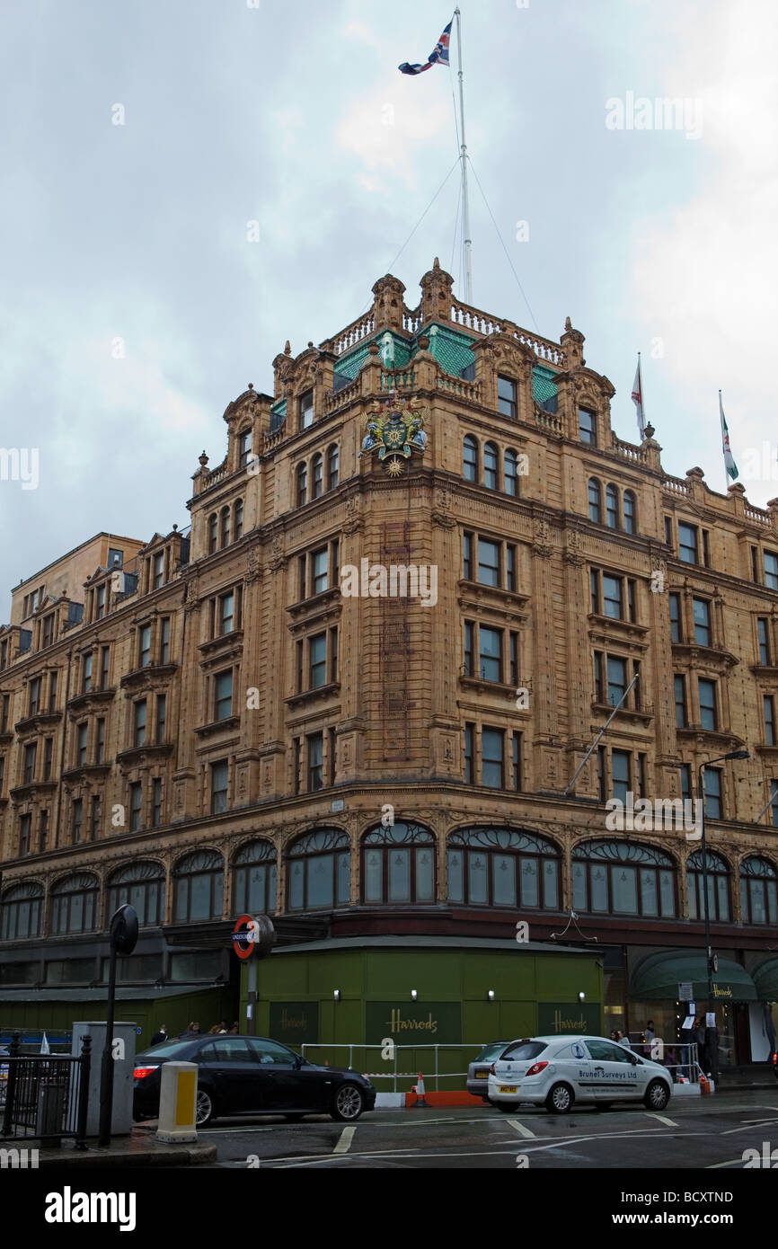 Harrods shop building hi-res stock photography and images - Alamy