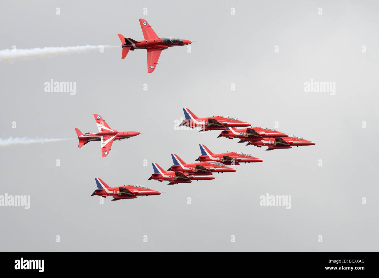 Aircraft flying v formation hi-res stock photography and images - Alamy