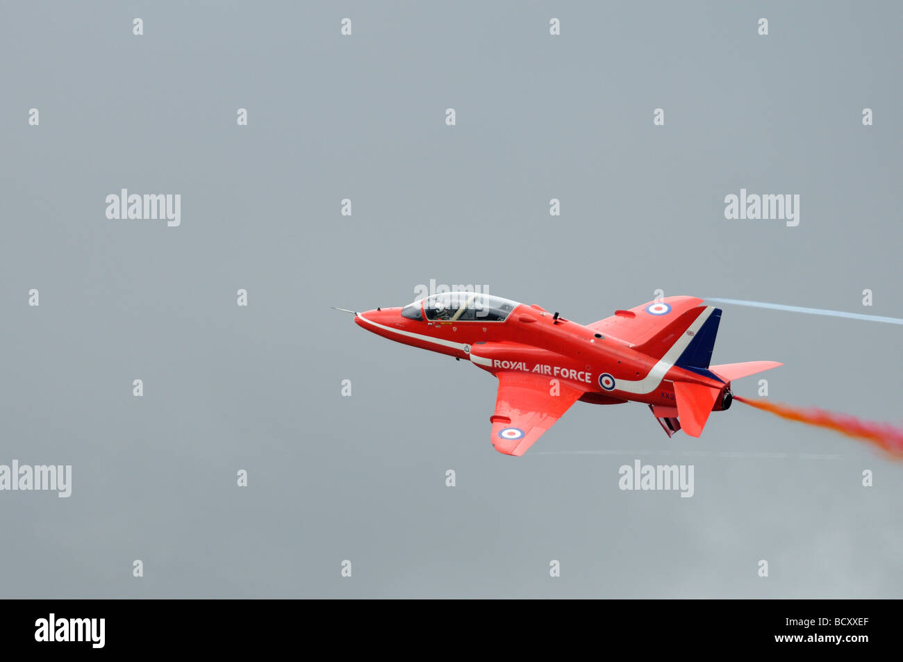 Red arrows against a dark sky hi-res stock photography and images - Alamy