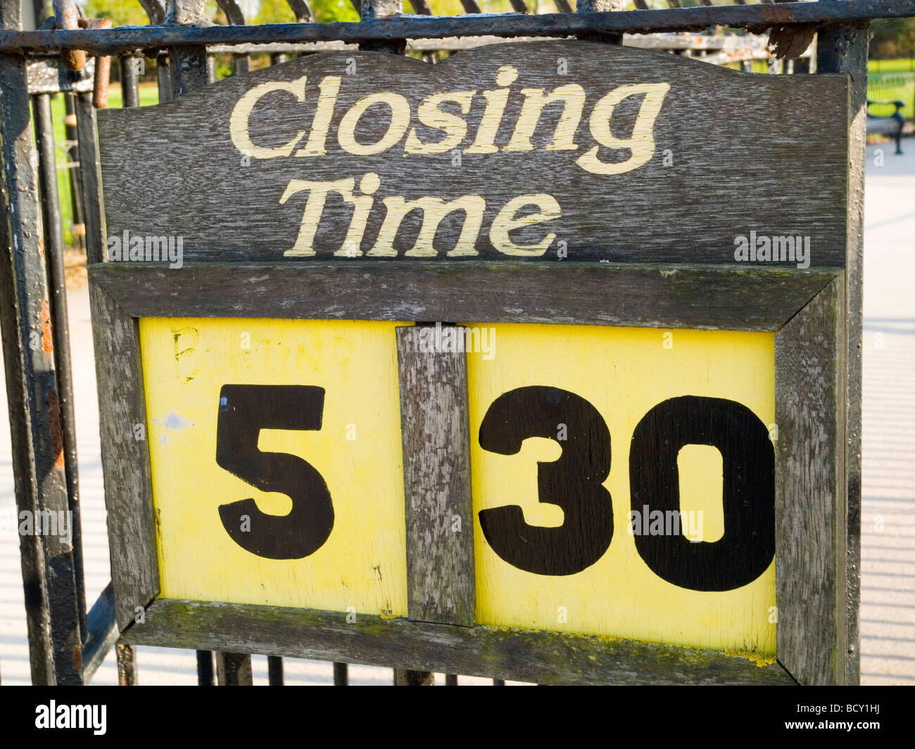 Closing time for the boating lake at Highfields Park, Beeston ...