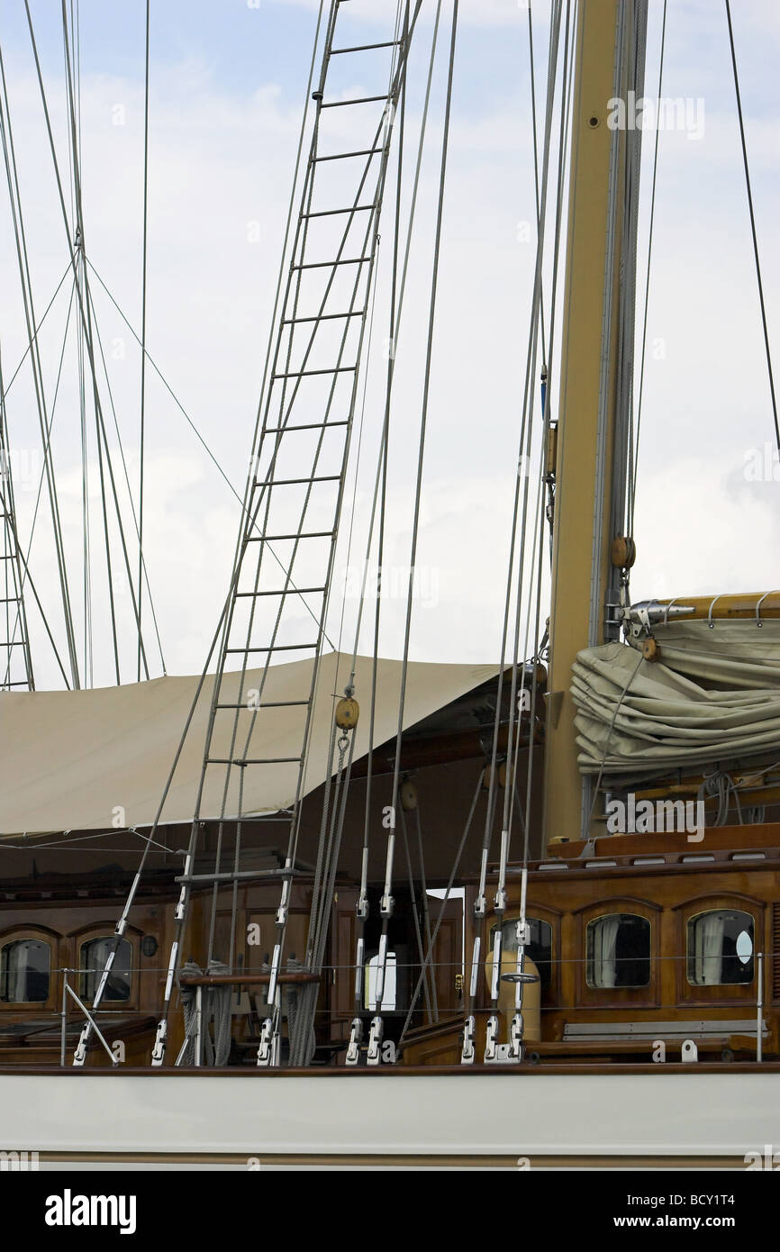 Rigging on a classic yacht Stock Photo - Alamy