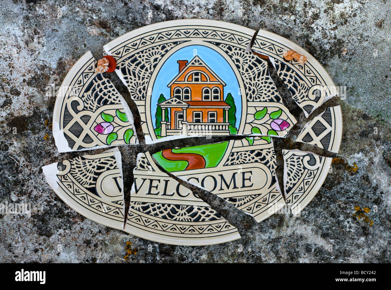 Broken "Welcome" ceramic plaque house sign Stock Photo - Alamy