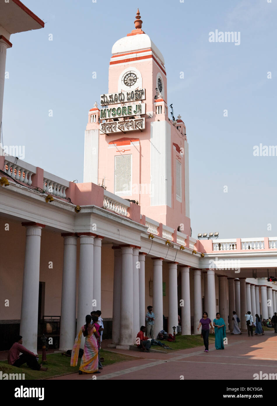 Indian railways train station hi-res stock photography and images - Alamy