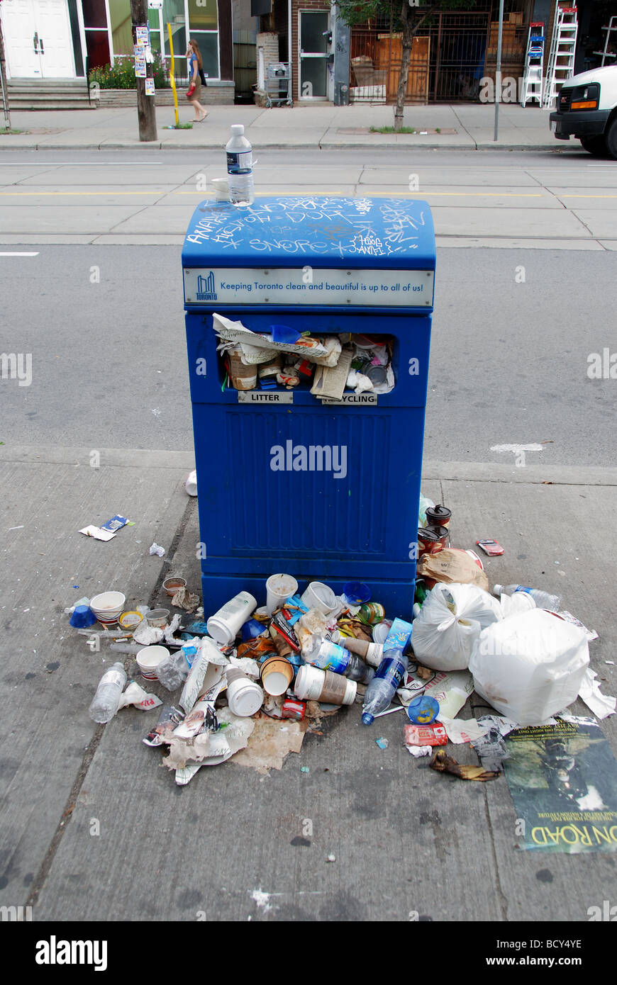 Garbage spilling from trash hi-res stock photography and images - Alamy