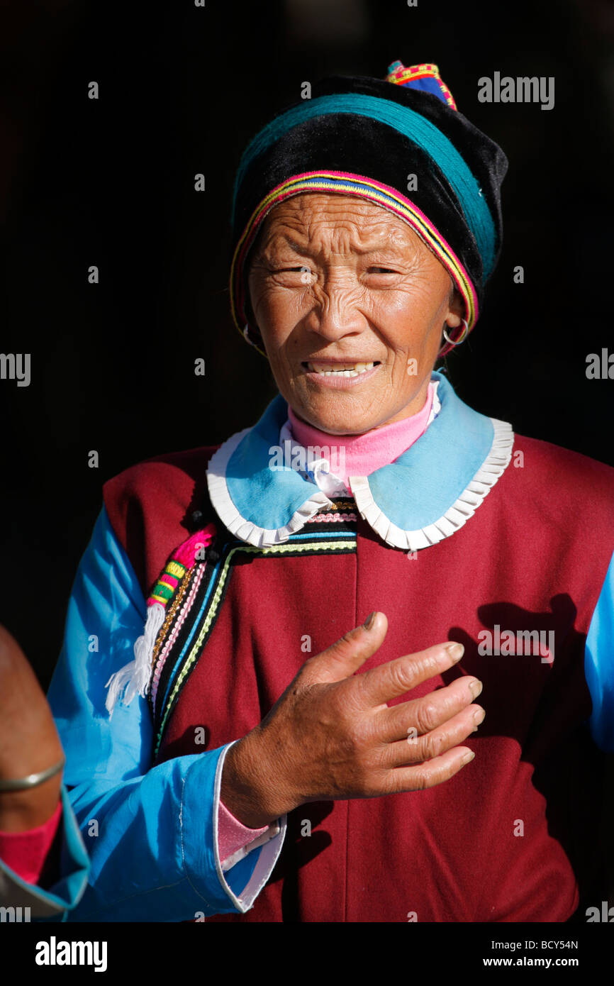 Naxi woman in traditional dress in Lijiang Yunnan Stock Photo - Alamy