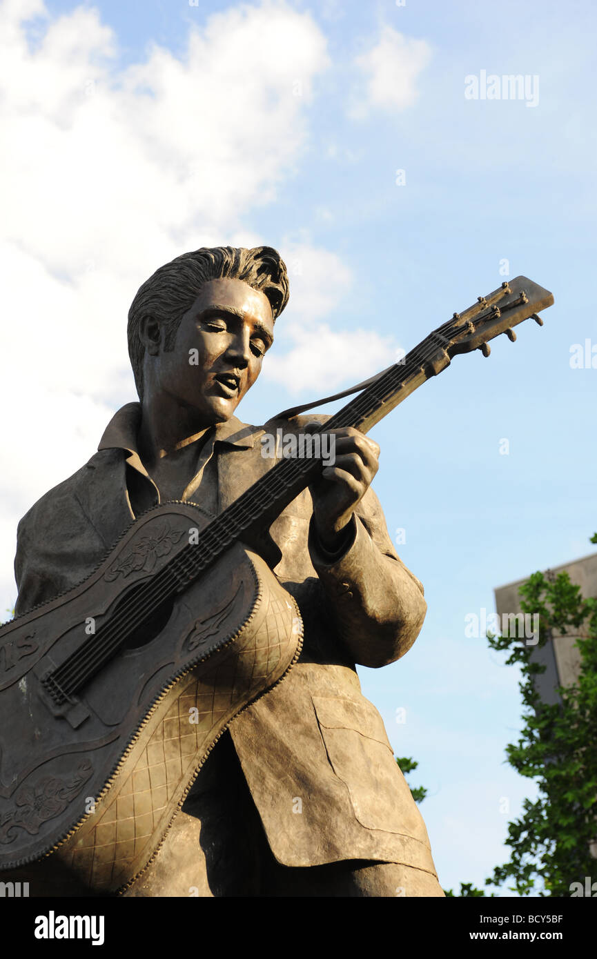Tennessee Memphis Statue memorial to Elvis Presley Stock Photo - Alamy