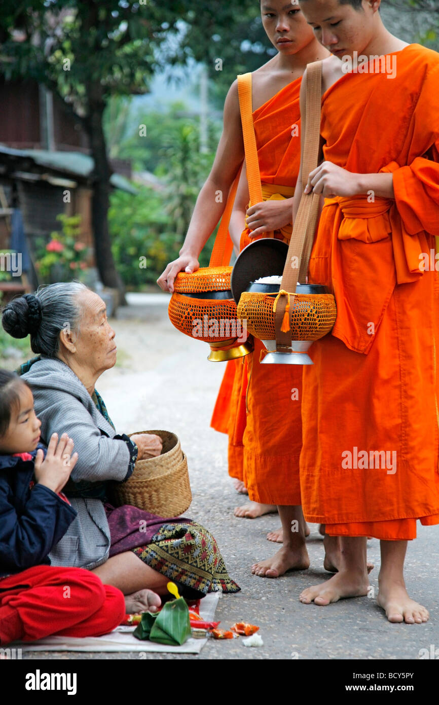 Giving alms hi-res stock photography and images - Alamy