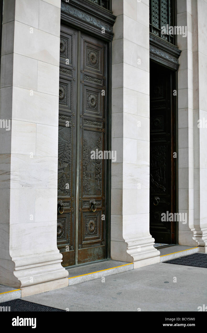 Big wooden doors at the Washington State Capitol Building in Olympia ...