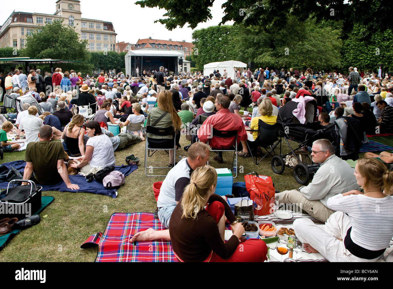 Crowded audience sits hi-res stock photography and images - Alamy