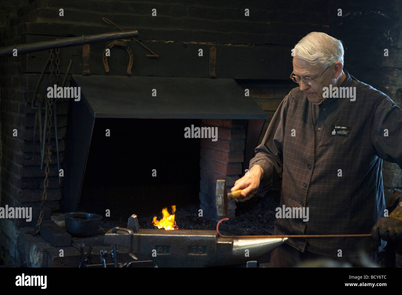 Blacksmith and anvil hi-res stock photography and images - Alamy