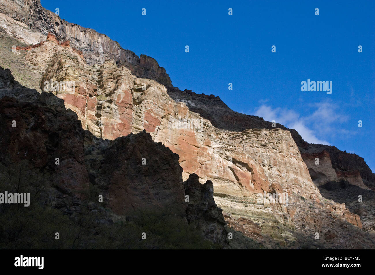 River cuts through a rock hi-res stock photography and images - Alamy