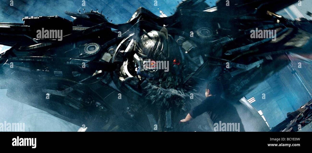 Revenge of the fallen 2009 robot hi-res stock photography and images ...