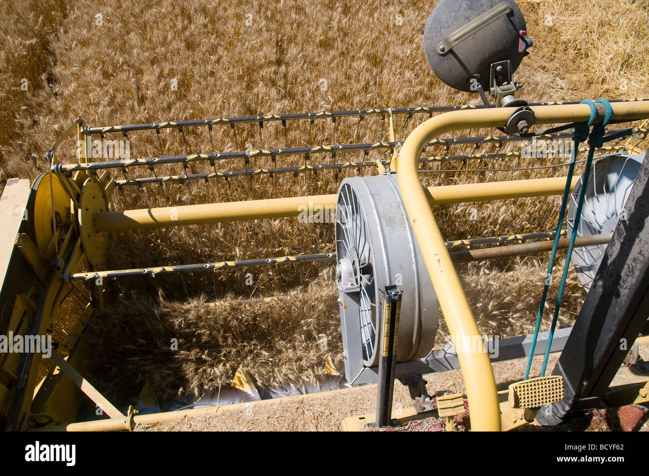 Combine harvester close up harvesting hi-res stock photography and ...