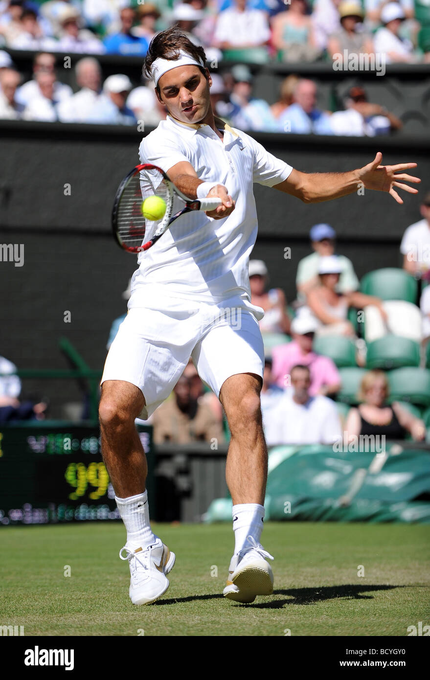 Roger federer wimbledon 2009 hi-res stock photography and images - Alamy