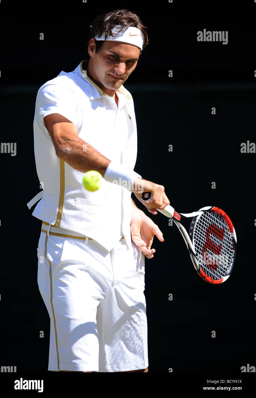 Roger federer wimbledon 2009 hi-res stock photography and images - Alamy