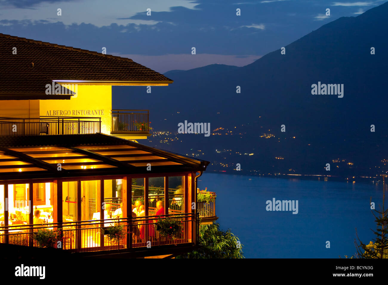 House night lake water hi-res stock photography and images - Alamy
