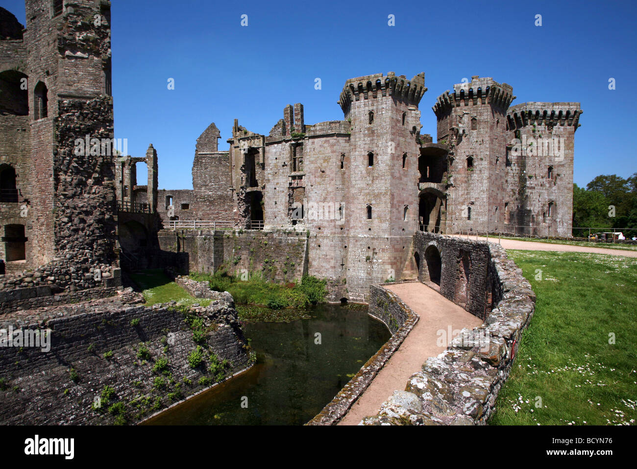 Raglan castle hi-res stock photography and images - Alamy