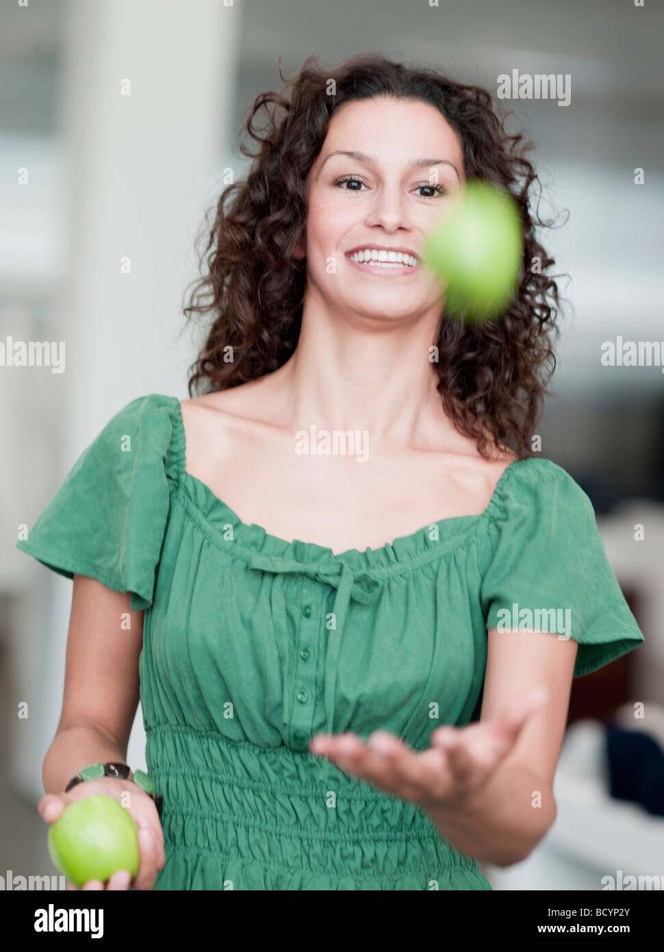 woman juggling apples Stock Photo - Alamy