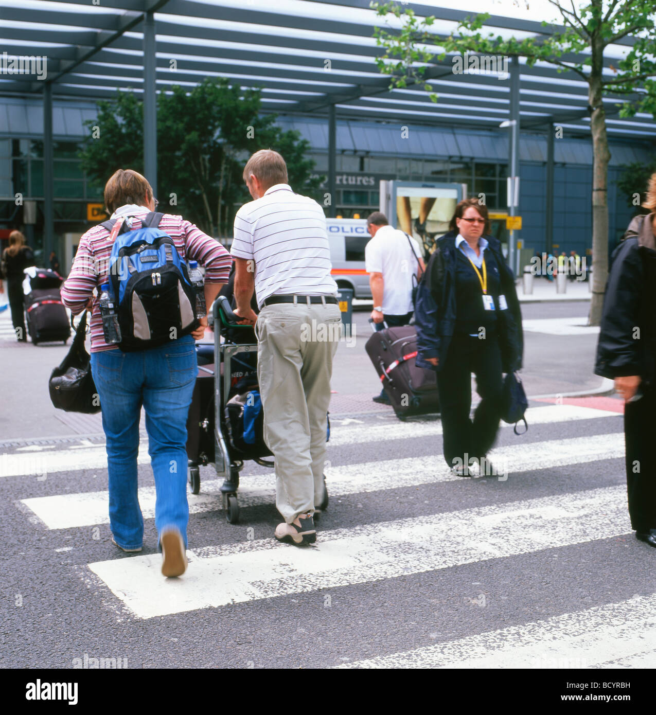 Travellers pushing luggage carts hi-res stock photography and images ...