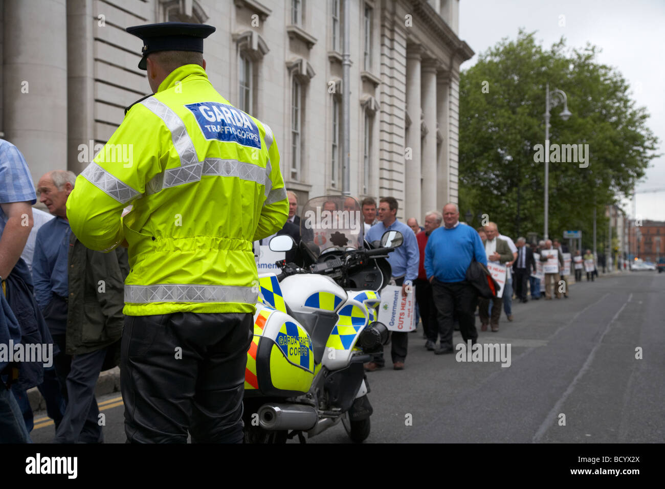 garda irish police officer attending a protest by farmers outside ...